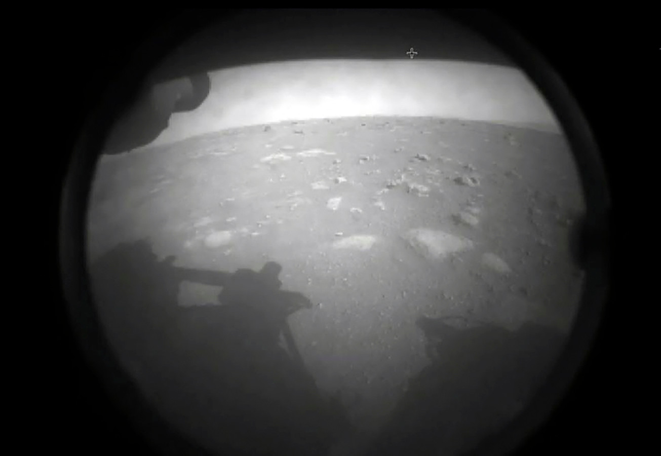 IN BEELD. Verkenner Perseverance zet voet aan de grond op Mars | Foto ...