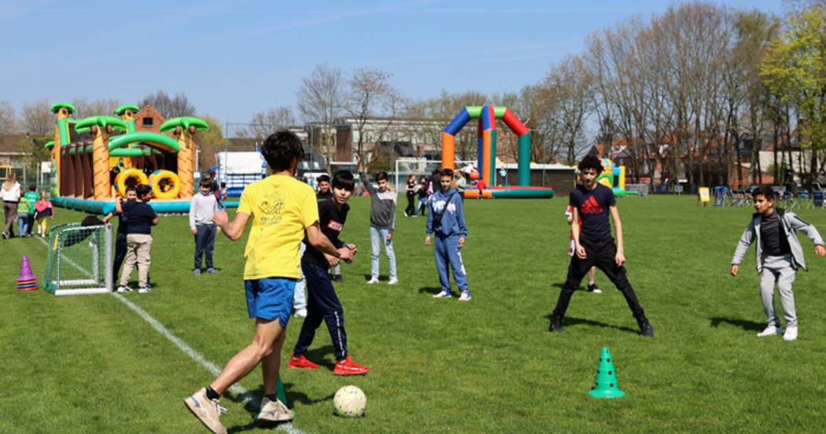 Honderden kinderen leven zich uit tijdens Buitenspeeldag op sportterreinen in Temse | Temse | hln.be