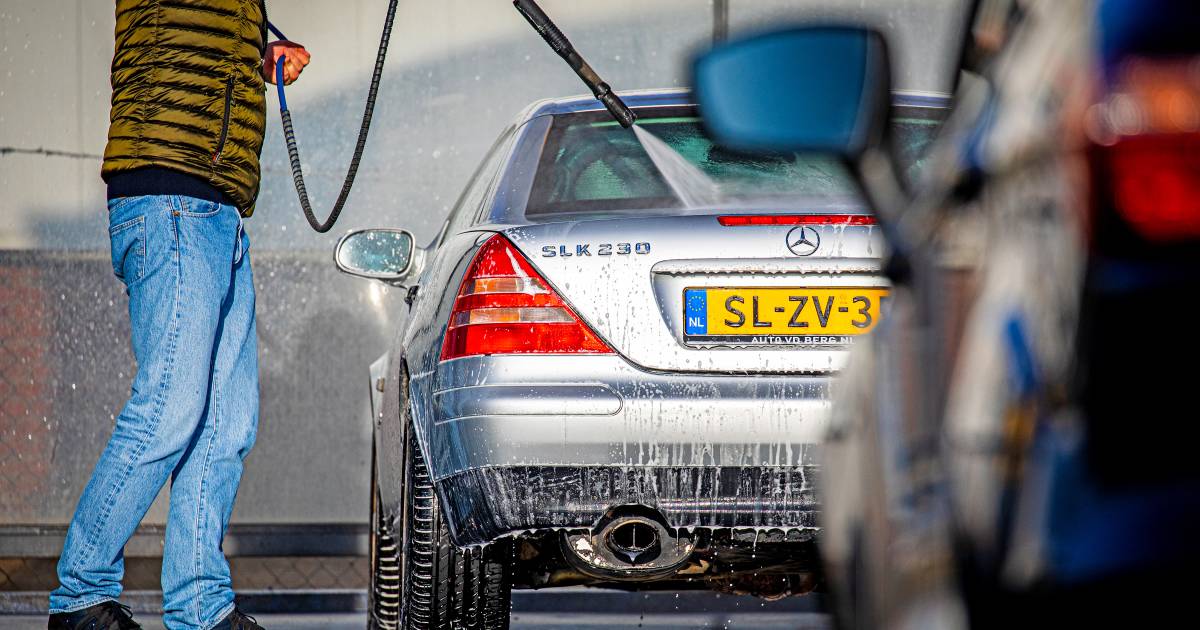 Terug van autovakantie? Zo maak je je auto van binnen en buiten weer ...