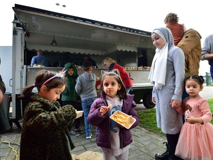 Vluchtelingen in Waddinxveen krijgen smaakvol afscheid: patat met ...
