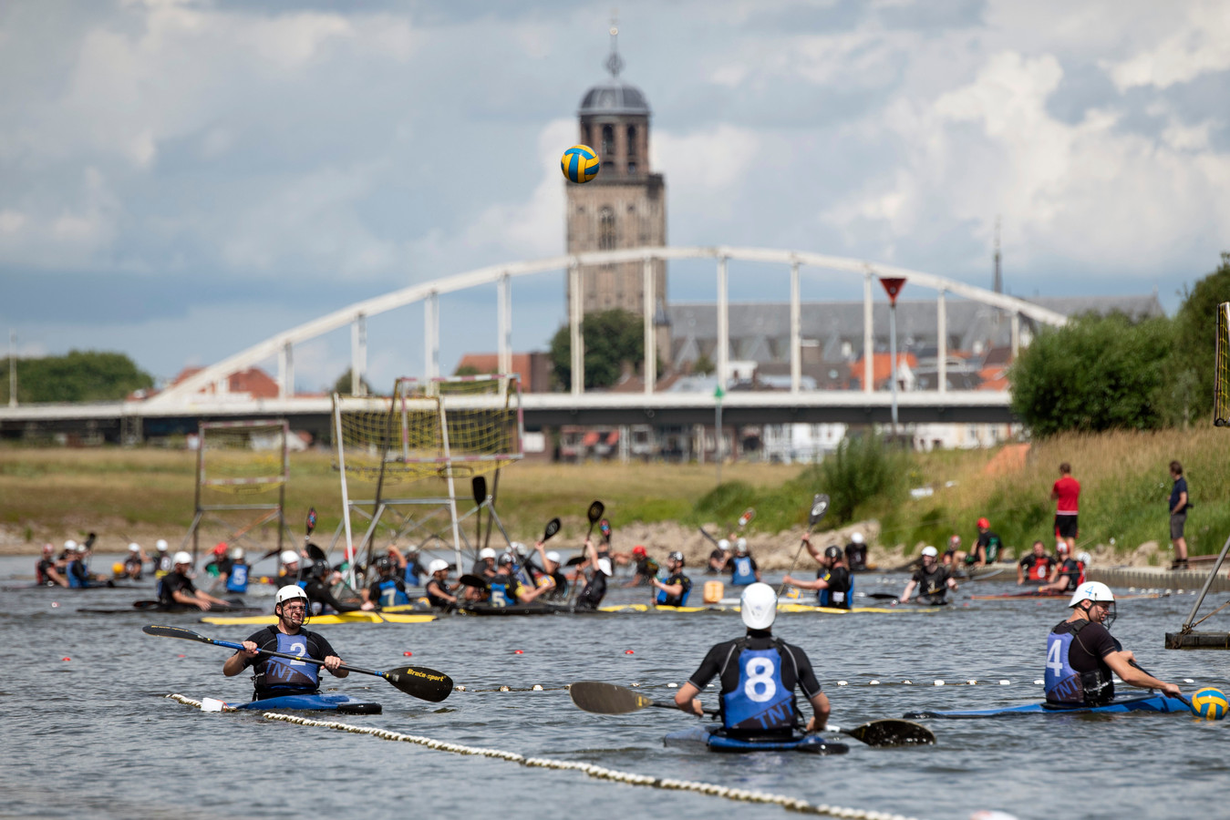 Internationale ‘kanopoloërs’ strijden tegen elkaar in Deventer: ‘Dit is ... Internationale ‘kanopoloërs’ strijden tegen elkaar in Deventer: ‘Dit is ...