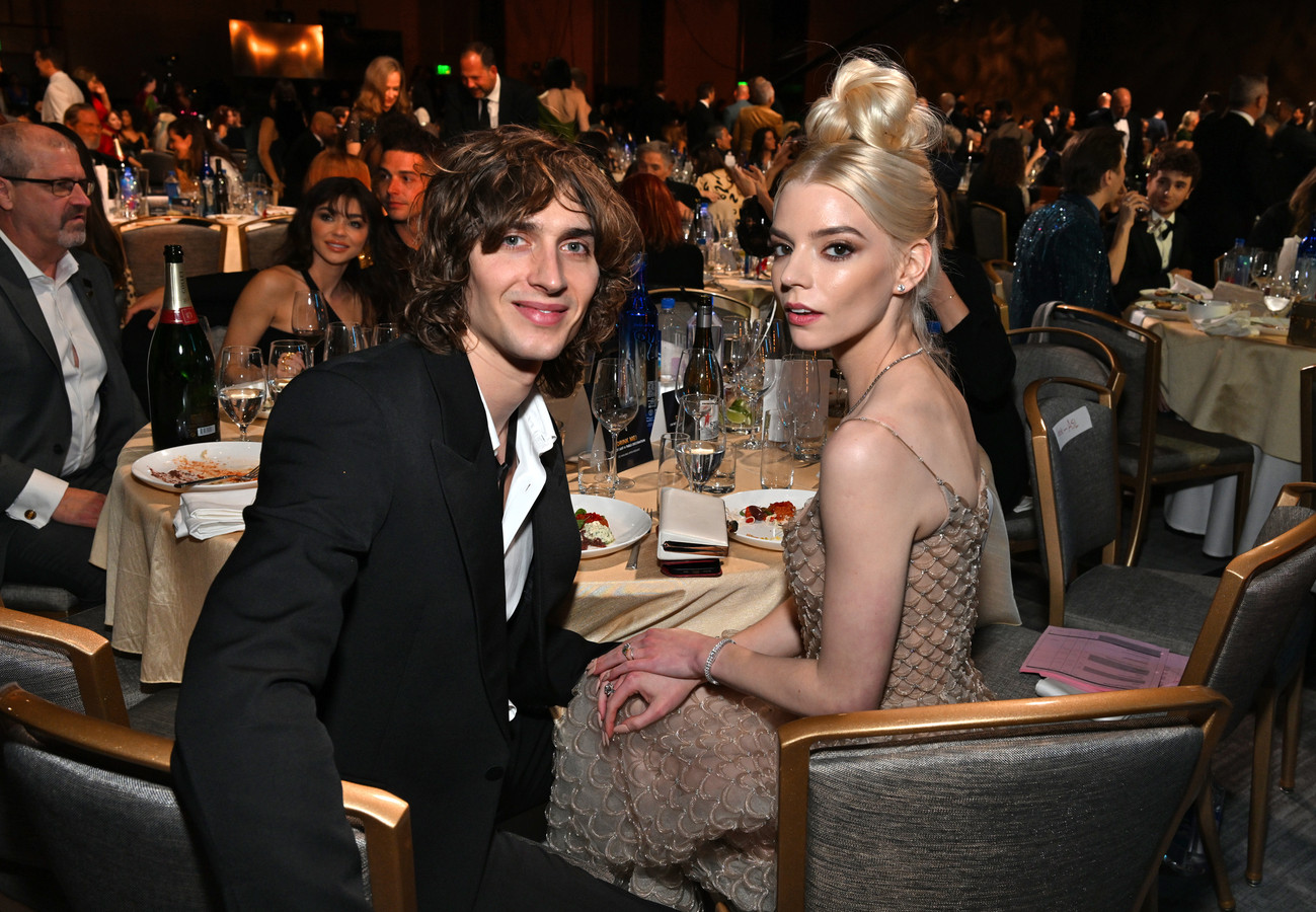 ‘The Queen’s Gambit’-ster Anya Taylor-Joy en Malcolm McRae trouwen dit ...