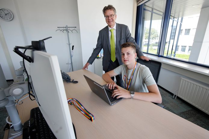 Van een rondje door de fabriek tot een vergadering bijwonen: Puck (15 ...