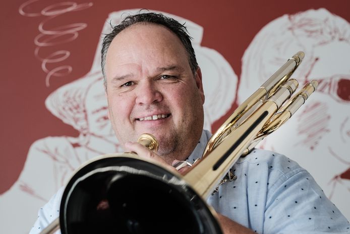 Dirigent Jos Jansen heeft voor het eerst de leiding tijdens Koningsdag ...