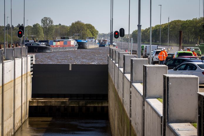 Storing verholpen, weer scheepvaart op Twentekanaal | Almelo | tubantia.nl