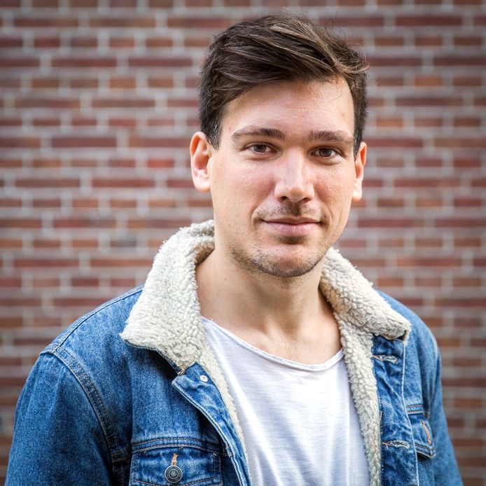 Lucas van het Jeugdjournaal presenteert open dag van zijn oude school ...