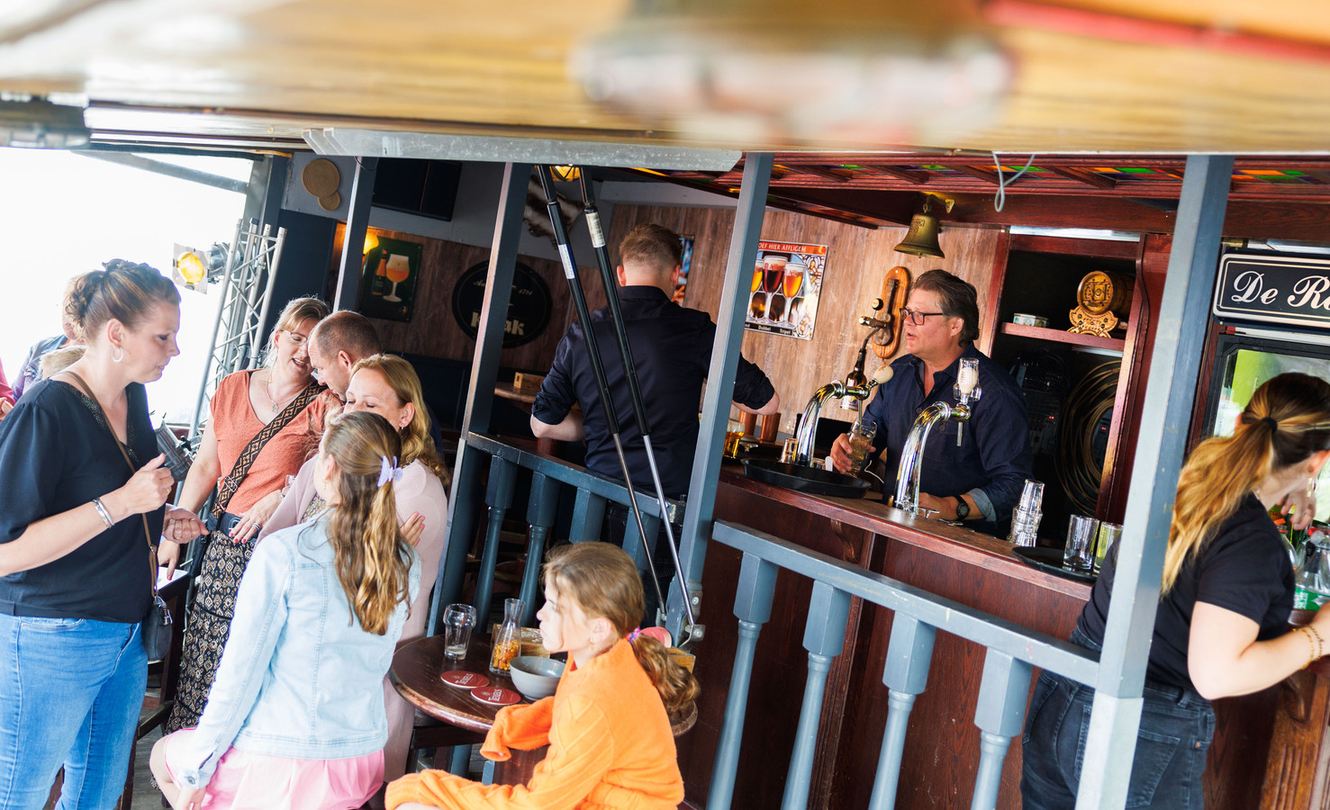 John Martens geniet als kastelein op wielen: van De Reuver in Alphen ...