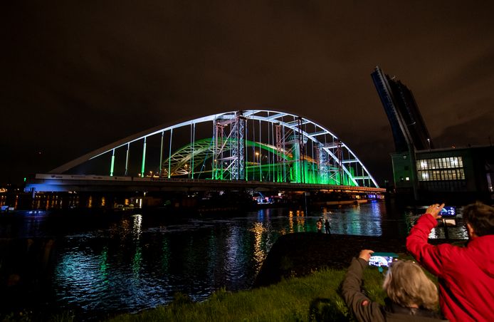 Spektakeltransport vindt éindelijk plaats: Unieke beelden van ...