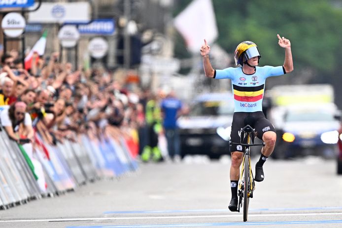 GOUD! Remco Evenepoel kroont zich voor tweede jaar op rij tot ...