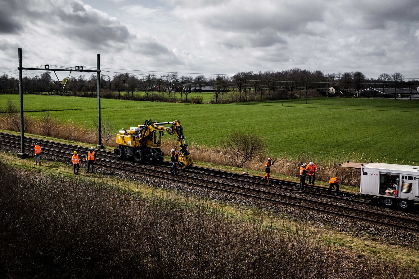 ProRail start met uitgraven dassenburcht onder het spoor bij Esch: ‘De ...