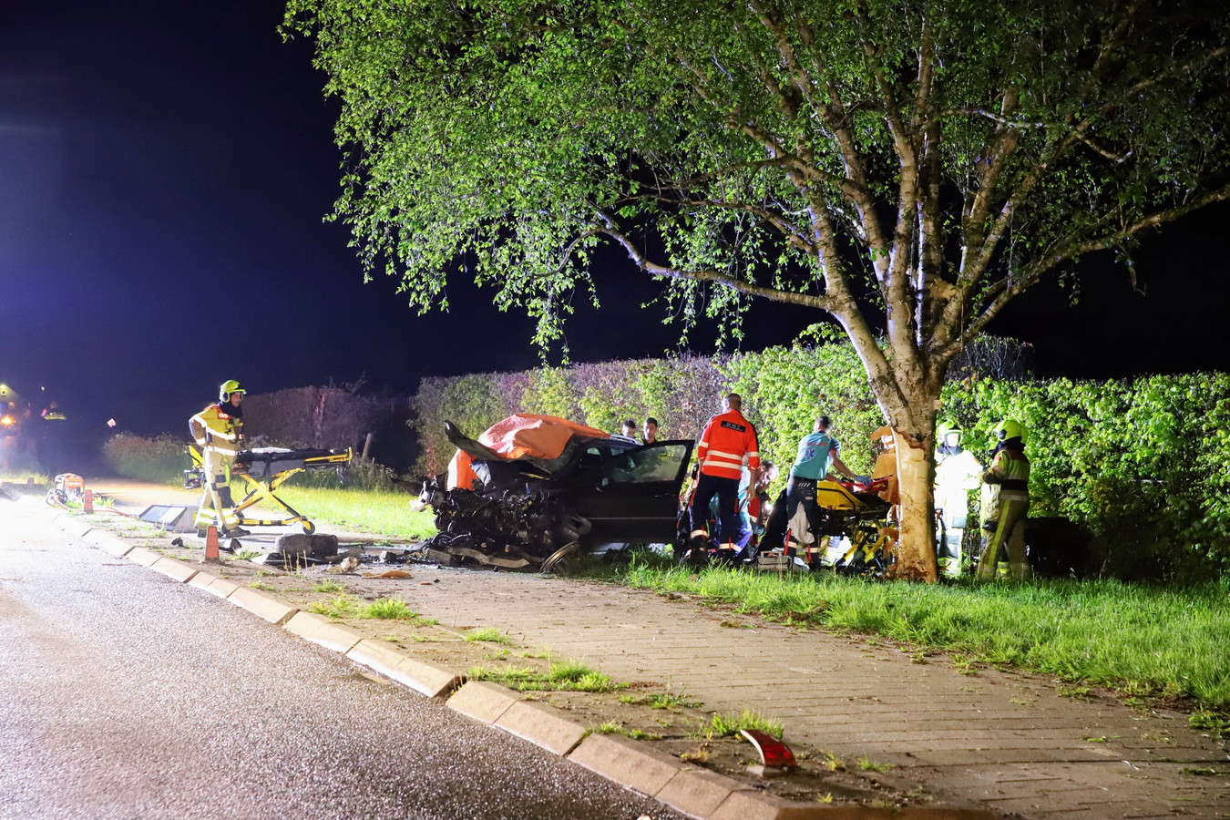 Dode en drie gewonden bij ernstig ongeluk in Ophemert: ‘Was een forse ...