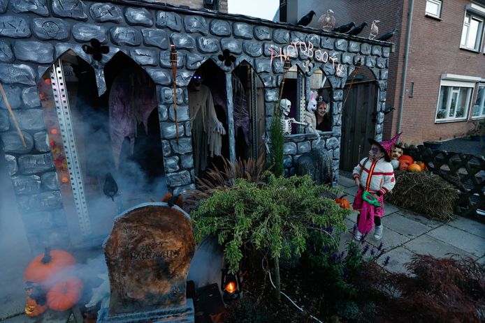 Halloween in Lobith trekt wéér meer mensen: ‘snoepzakjes vliegen de ...