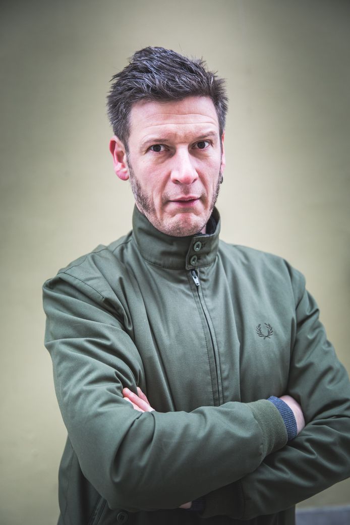 Wouter Deprez lacht in nieuwe show met de kanker van echtgenote: "De grofste moppen komen van ...