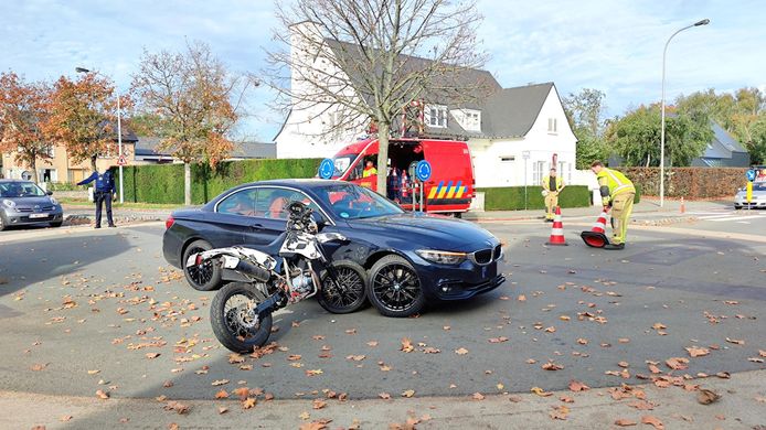 Bromfietser (19) gewond na botsing op rondpunt | Kortrijk | hln.be