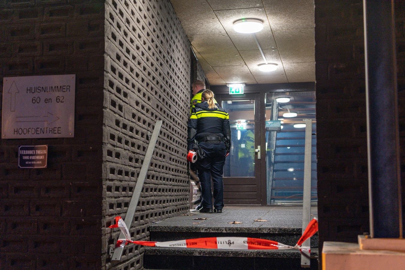 Met pistool in hand en onderbroek over hoofd overvalt deze Apeldoorner ... Met pistool in hand en onderbroek over hoofd overvalt deze Apeldoorner ...