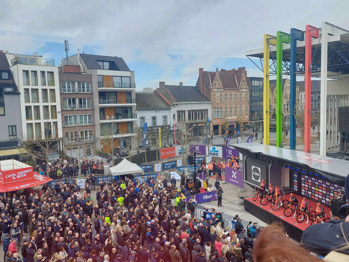 IN BEELD. Volkstoeloop voor start Dwars door Vlaanderen in wielerstad ...