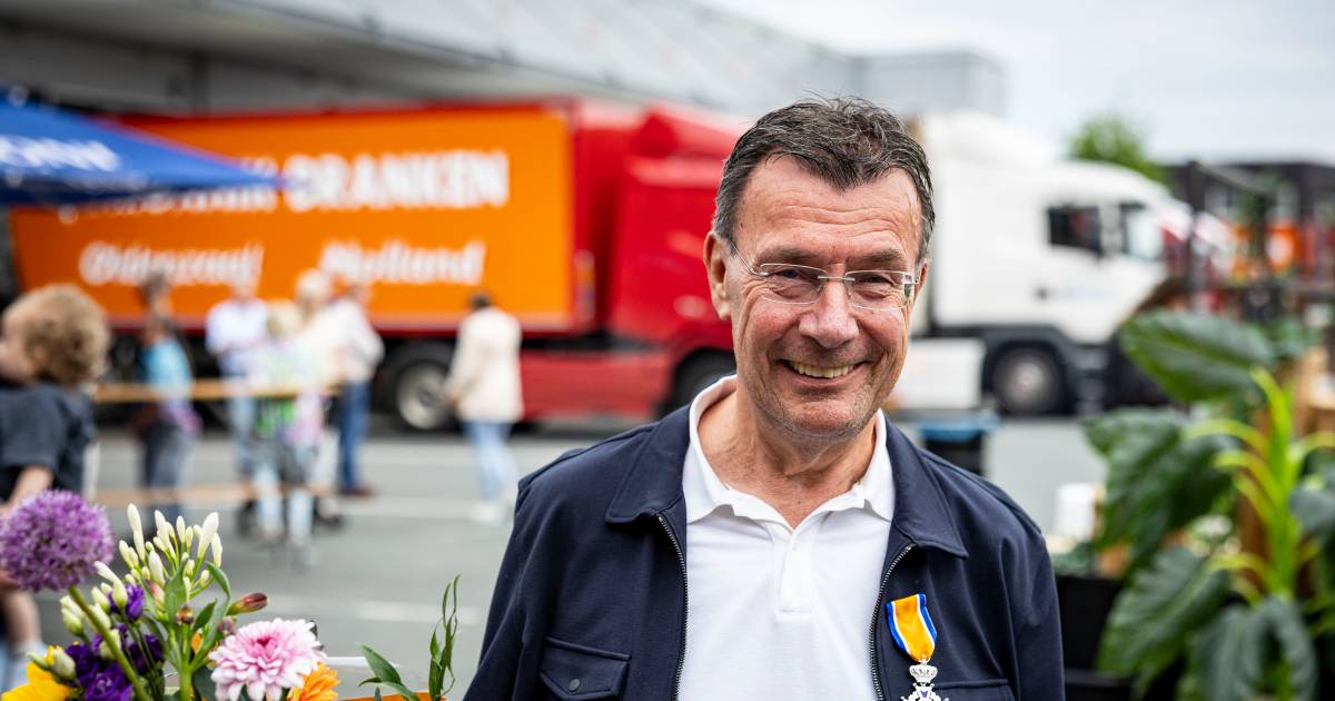 ‘Ridder’ Hans stuurde wagens vol water naar Oekraïne en staat altijd ...