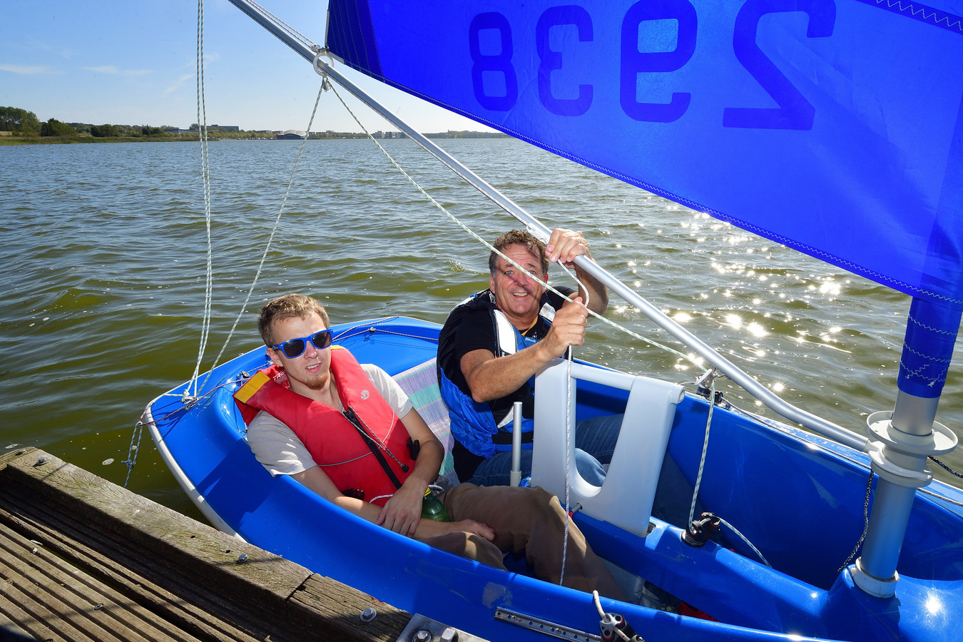 Op de Binnenschelde kunnen Lobke en Sander ondanks hun beperking zeilen ...