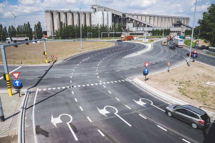 Twee personen gewond afgevoerd na kop-staartaanrijding op Turborotonde ...