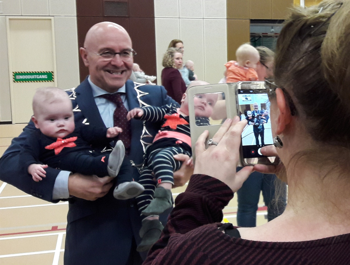Een wel héél bijzondere fotoshoot: burgemeester Meierijstad met 137 ...