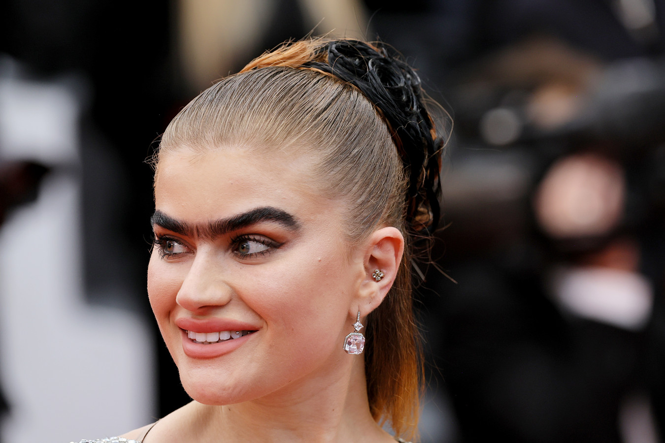 Mono-sourcil, moustache épaisse et robes dénudées: les looks les plus ...