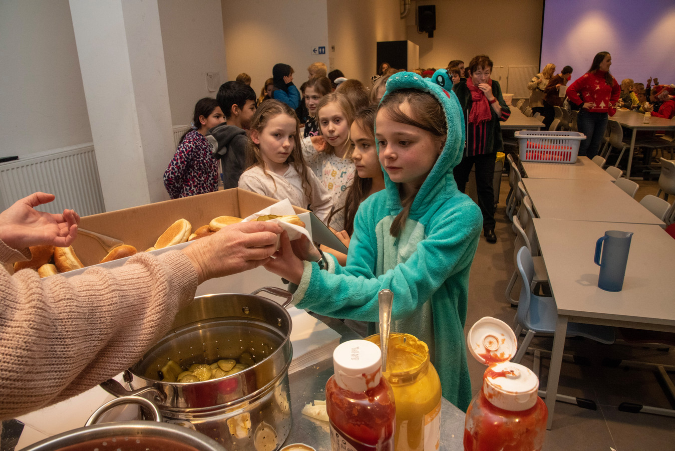 Slaapfeestje en hotdogs op Warmste Week in basisschool Massemen | Foto ...