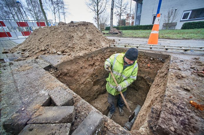 Gaten maken en dichten in Uden-Zuid: riolering op veel plekken kapot ...