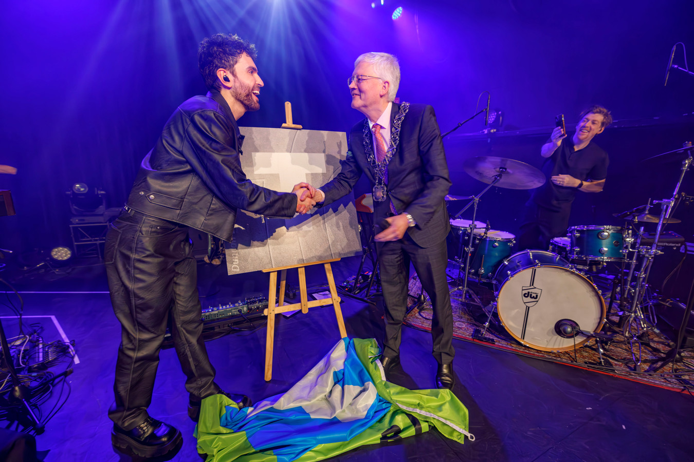 Duncan Laurence krijgt tegel in Tilburgse Walk of Fame: ‘Jouw verhaal ...