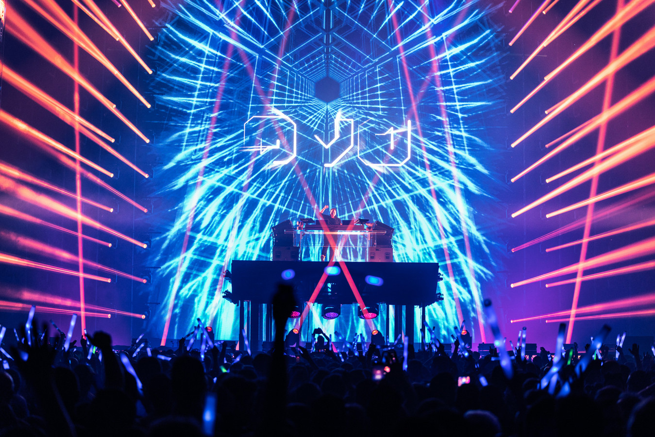 IN BEELD. Honderden lasers op nieuw Zillion-feest in uitverkocht ...