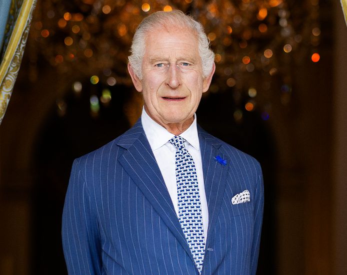 KIJK. Koning Charles gaat op zondag gewoon naar de misviering en zwaait ...