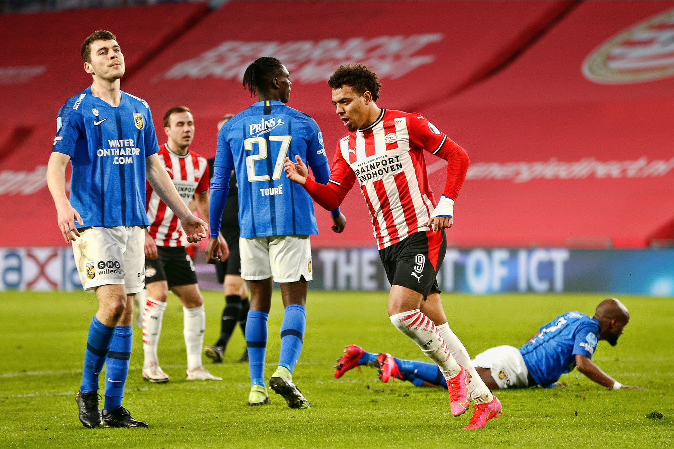 Vitesse laat kans op stunt bij PSV liggen: Malen en Götze redden Roger ...