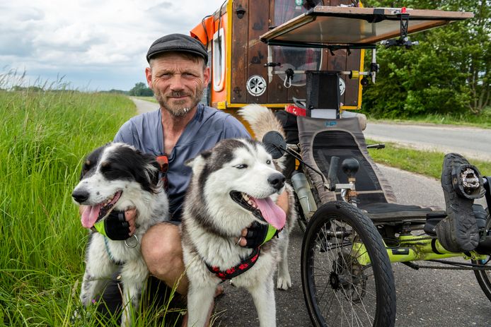Bijzonder tafereel: Max reist met zijn twee honden en zelfgebouwde ...