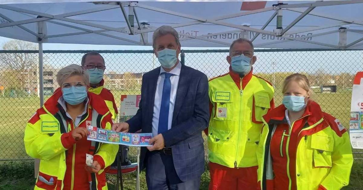 Rode Kruis verkoopt eerste sticker aan Tieltse burgemeester | Tielt ...