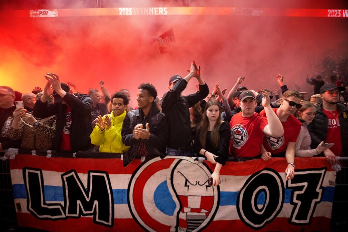 PSV viert bekerwinst met de fans, bekijk hier de mooiste plaatjes ...