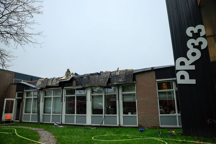 Brand op dak van PRO33 College in Amersfoort geblust: waterschade in lerarenruimte, leerlingen ...