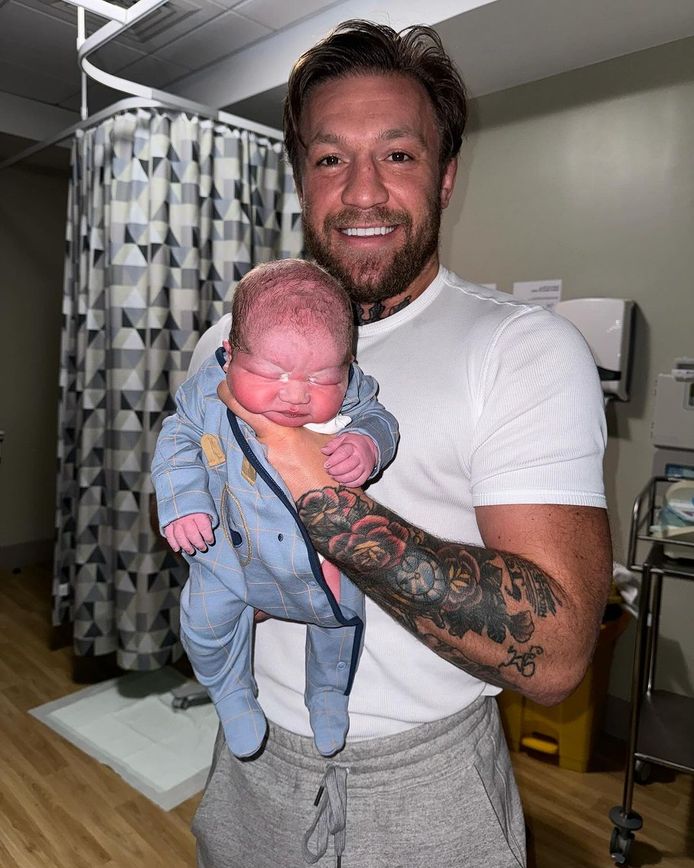 Conor McGregor pronkt trots met pasgeboren zoontje, maar incasseert naast felicitaties ook veel ...