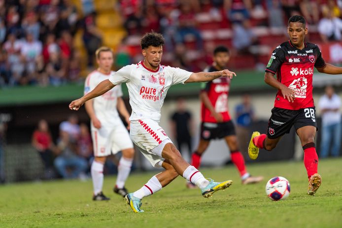FC Twente laat Thijs van Leeuwen vertrekken naar TOP Oss, ook Everink ...