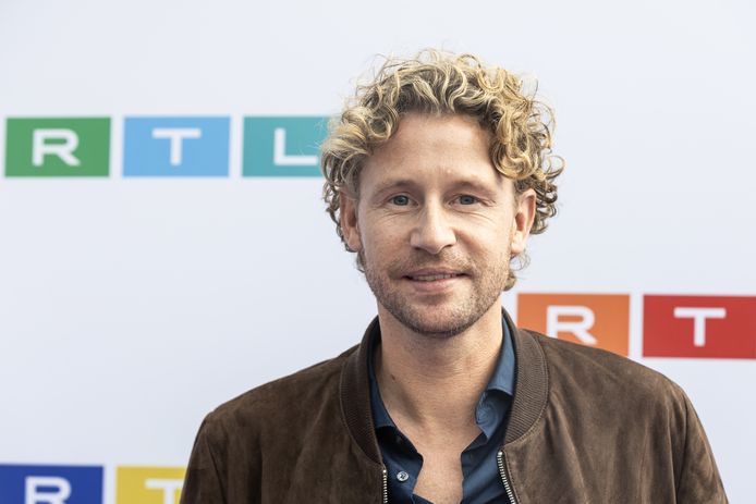 Ewout kondigt nieuwe stad van Bureau-serie aan en Kees heeft doorweekte ...