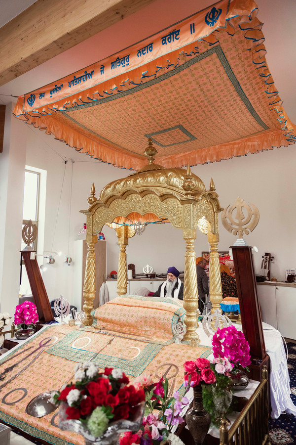 REPORTAGE. Op bezoek bij de Truiense sikhs: “Eén keer per jaar mogen we met onze zwaarden op ...