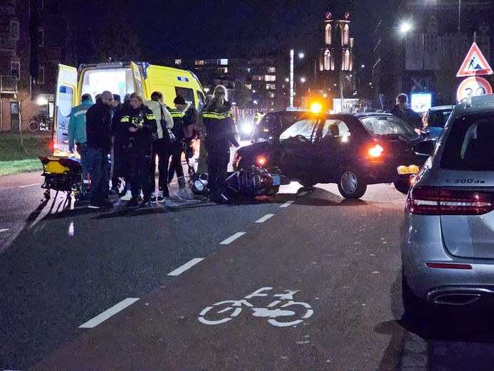 Aanrijding tussen auto en scooter op beruchte plek in Enschede: scooterrijder raakt gewond ...