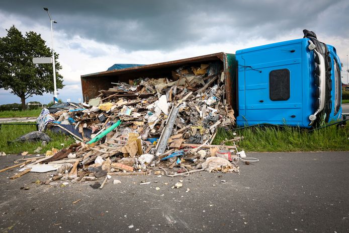 Vrachtwagen vol bouwpuin gekanteld op rotonde: afrit A12 naar ...