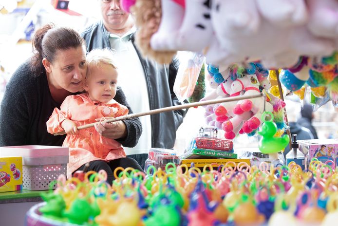 De kermis in Ede is begonnen: eendjes vangen in opperste concentratie ...