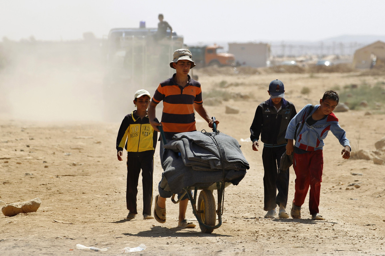 Des centaines de réfugiés syriens bloqués dans le désert | Foto | 7sur7.be Des centaines de réfugiés syriens bloqués dans le désert | Foto | 7sur7.be
