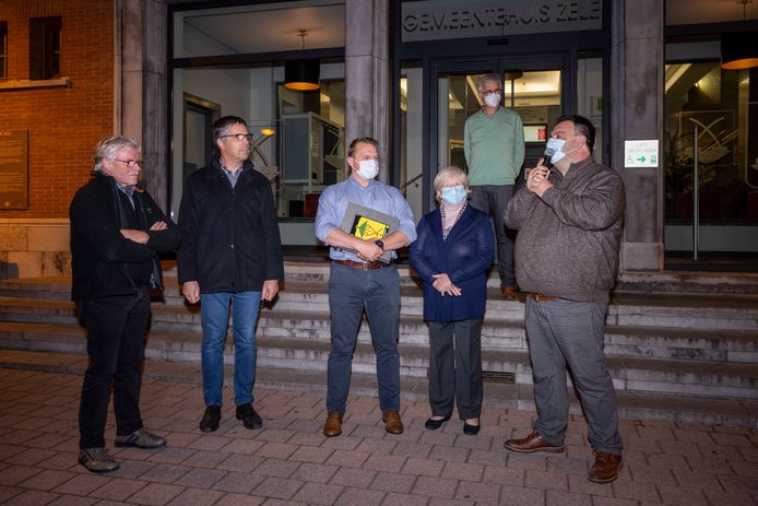 Zele Ondersteboven overhandigt petitie met 6.500 handtekeningen aan ... Zele Ondersteboven overhandigt petitie met 6.500 handtekeningen aan ...