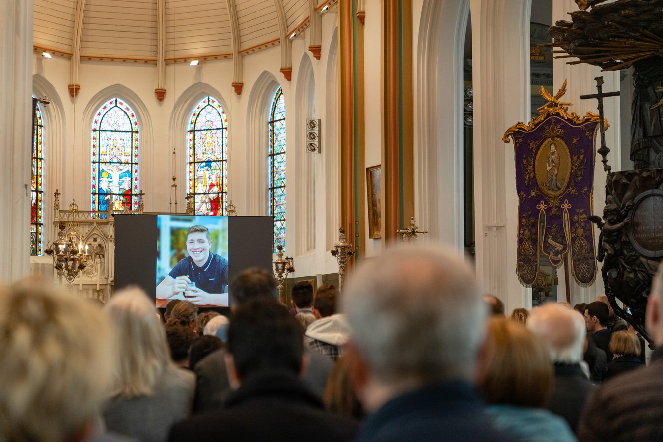 Familie en vrienden nemen pakkend afscheid van Jens (20), die omkwam op ...