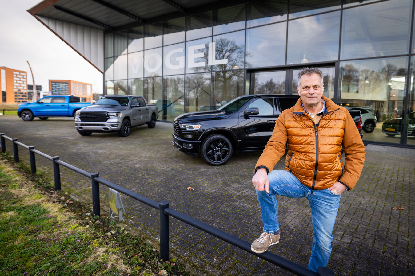 Verkoop van Amerikaanse SUV's vanuit voormalig pand Autobedrijf Vogel ...