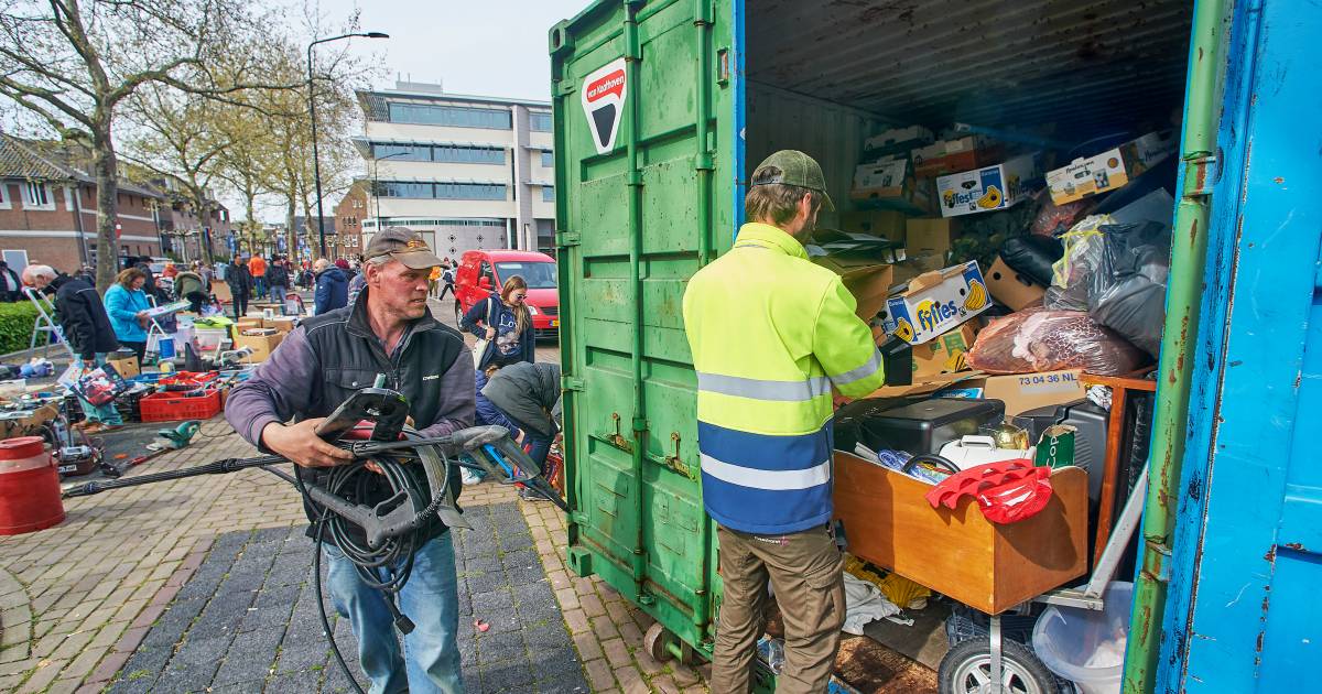 Spullen niet verkocht op vrijmarkt? Dan hup de zeecontainer in! ‘Schandalig dat mensen er ...