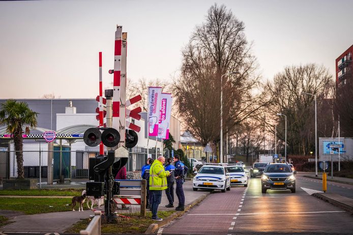 Bestelbus rijdt spoorboom kapot in Eindhoven, treinen moeten stapvoets ...