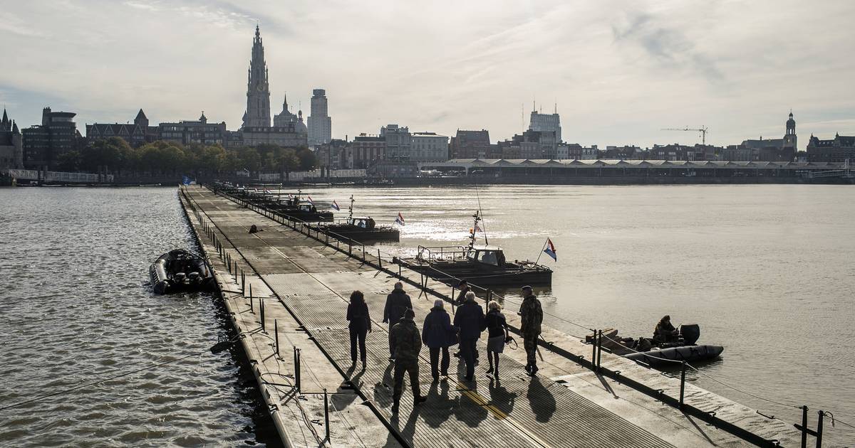 Nog 35.000 tickets voor wandeling over pontonbrug | Antwerpen | hln.be