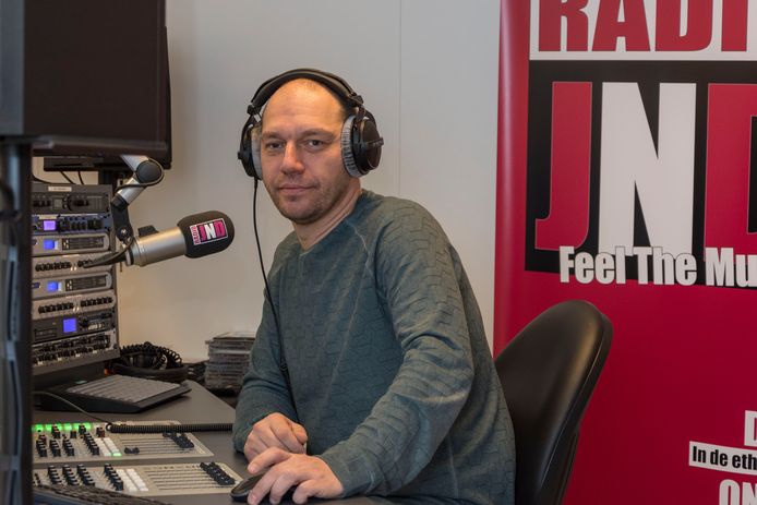 Dj's Radio JND uit Best sluiten zich 72 uur op in studio voor het goede doel | Best | ed.nl